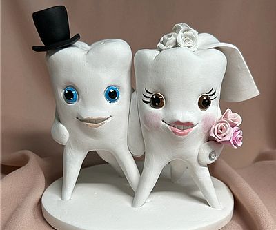 34 Insanely Funny Wedding Cake Toppers That'll Have A Couple Rolling ...