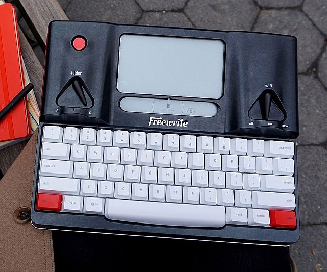 Distraction Free Smart Typewriter